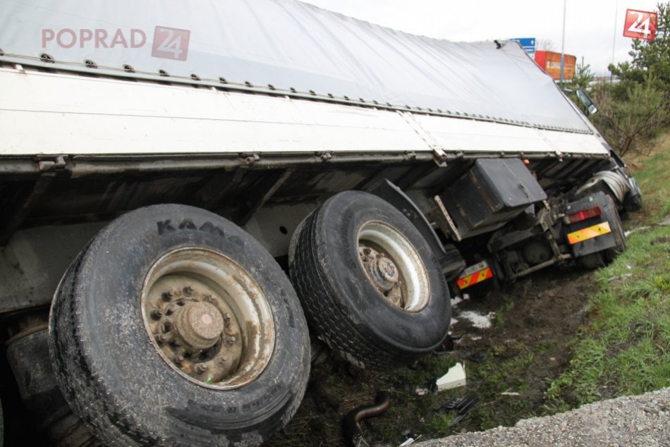 OBRAZOM: Nehoda na svetelnej križovatke v Poprade