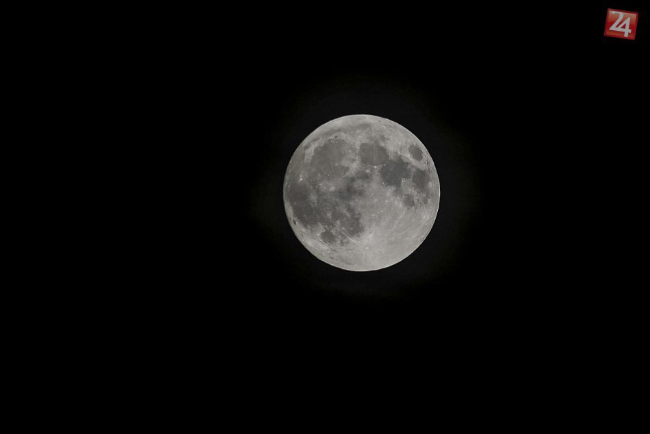 OBRAZOM: Oranžový mesiac? Pozrite sa ako vyzeralo úplné zatmenie ...