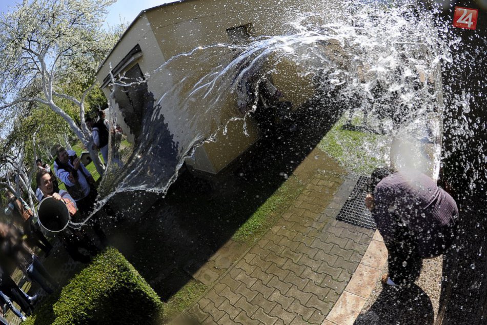 FOTO: Veľkonočná šibačka a oblievačka, tradície udržiavajú najmä ...