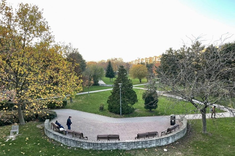 Aj Bratislava už má svoju OBRIU lavičku: POZRITE, aký je z nej výhľad ...